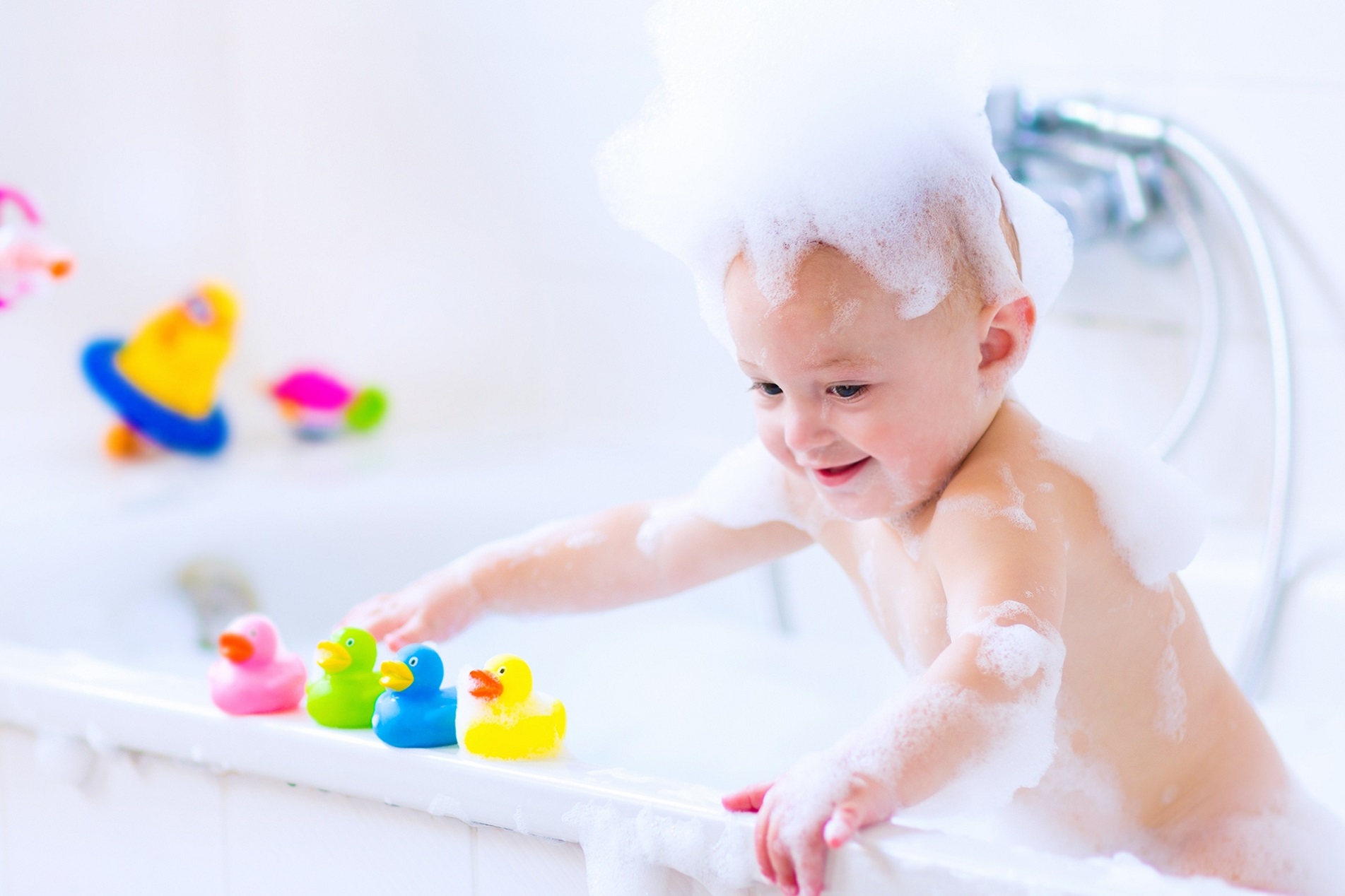 Baby Bathtub Buying Guide: Make Bathing a Comforting and Relaxing ...